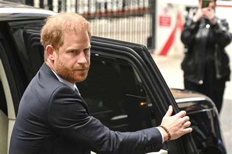 Site da família real remove menção a título de príncipe Harry Metrópoles