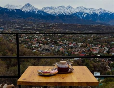 Горы пригород Алматы Домики в горах Как тебе с панорамным видом на город