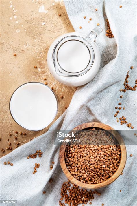 비건 메밀 우유 클로즈업 갈색 배경 비 유제품 대체 우유 건강한 채식 음식과 음료 개념 복사 공간 상단 보기 0명에 대한 스톡 사진 및 기타 이미지 Istock