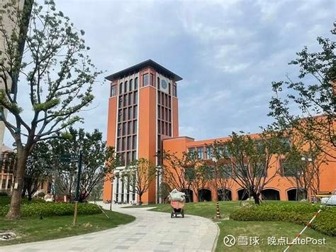 华为上海青浦造城，两个小时逛不完 7 月初，华为位于上海青浦的全球最大研发中心 “练秋湖研发中心” 正式建成，占地 2400 亩，总建筑面积