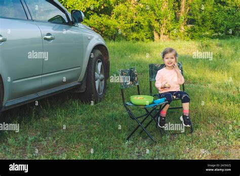 Petite Fille Assise Sur Une Chaise Banque De Photographies Et Dimages