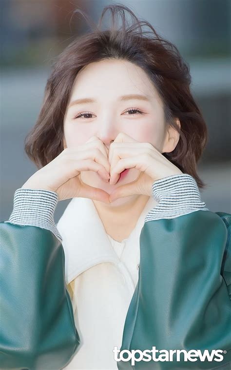 [hd포토] 레드벨벳 웬디 너무 추워서 코끝까지 발갛게 된 와니 웬디의 영스트리트 출근길 네이트 연예