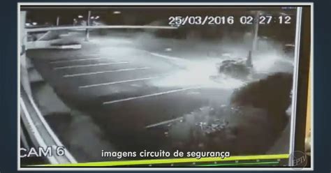 G1 Vídeo mostra carro batendo em poste e se partindo ao meio em