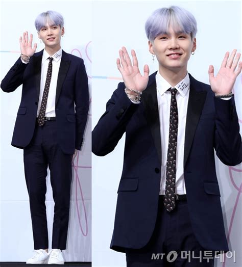 방탄소년단 슈가 네이비 슈트 패션여심 녹이는 미소 스타일m