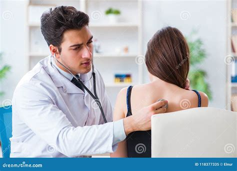 El Doctor Que Comprueba Al Paciente Con El Estetoscopio Imagen De Archivo Imagen De