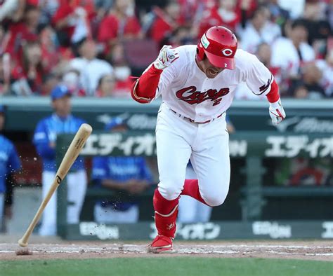 ＜広・d＞8回無死満塁、代打・田中は右前に勝ち越しの適時打を放つ （撮影・奥 調） スポニチ Sponichi Annex 野球