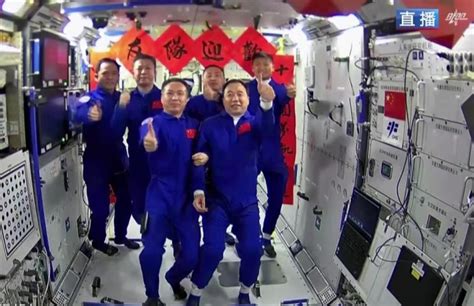 Сансрын нисэгчдийн хамтын зураг