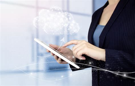 추상적인 클라우드 기술 디지털 통신 네트워크 밝은 흐린 배경에 디지털 홀로그램 클라우드 기호와 손으로 터치 흰색 태블릿 최신