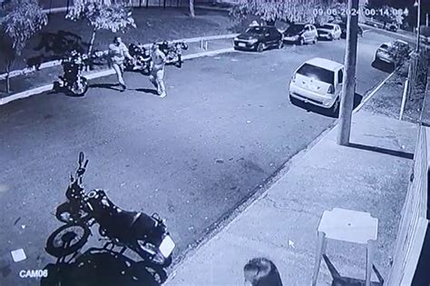 Jovem de 18 anos é baleado no meio da rua em Potirendaba SP