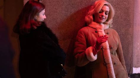 Anne Hathaway En Dos Sorpresivas Películas Sobre Romances Con Una