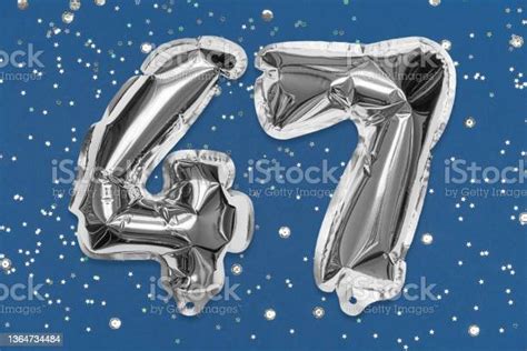 실버 호일 풍선 번호 스팽글과 파란색 배경에 숫자 47 생일 인사말 카드 숫자 47에 대한 스톡 사진 및 기타 이미지 숫자