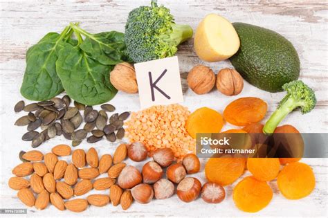과일과 야채는 비타민 K 칼륨 천연 미네랄과 식이 섬유를 포함 하 0명에 대한 스톡 사진 및 기타 이미지 0명 건강한