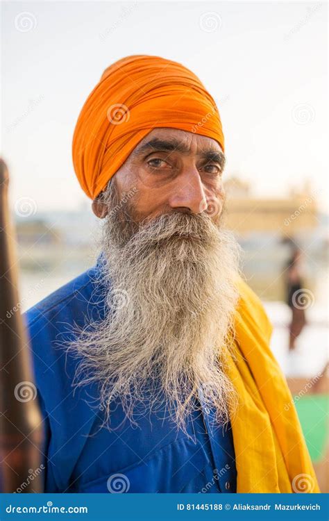 Retrato Do Homem Sikh Indiano No Turbante A Barba Espessa No Templo
