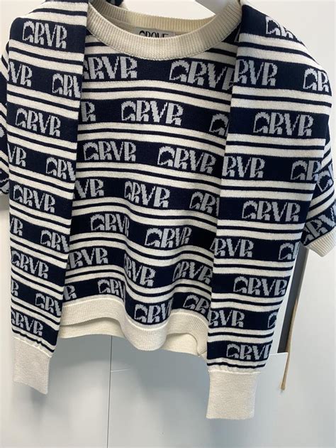 니트와 세트로 구매 했습니다 니트 위에 어깨에 두르는거도 이쁜데 따로 허리에 레이어 Review 그로브