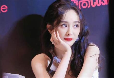 杨幂爸爸炫耀女儿当影视圈重要干部，网友炮轰：哪轮得到她？ 哔哩哔哩