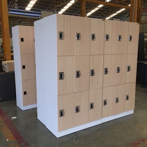 ตู้ล็อคเกอร์ไม้ 9 ประตู Wlk 33a Toa ขนาด 90x45x185 ซม Rocky โรงงานผลิตเฟอร์นิเจอร์สำนักงาน