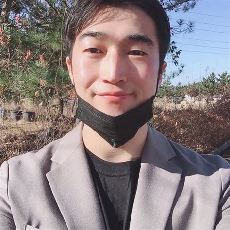 죽어서야 많은 사람들이 안아주고자 했다 나조차 아무 생각없이 가끔 기사만 보곤 했는데 너무 안타깝다 물론 잘못했지만