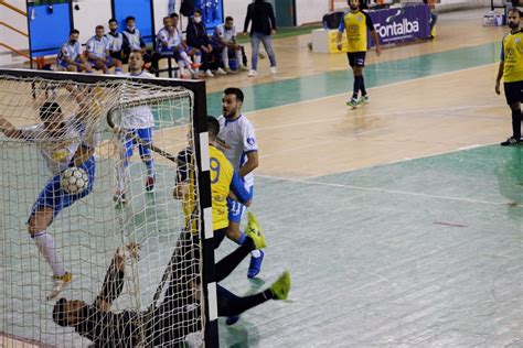 La Siac Messina Si Arrende Alla Gear Piazza Armerina Contestato L Arbitraggio
