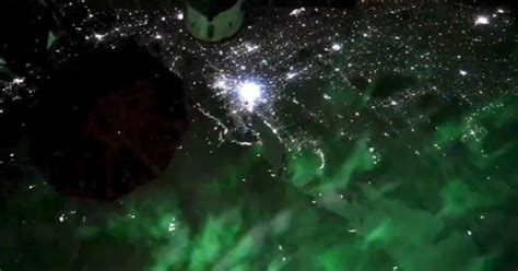 구름같은 녹색빛 향연…우주정거장서 포착한 ‘오로라 도시 불빛 [지구를 보다]