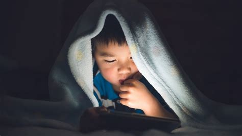 A qué edad se les debe dar a los niños su primer teléfono móvil