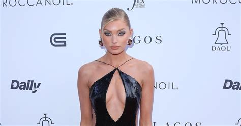 «Ангел Victorias Secret показала фигуру в «голом платье с разрезом