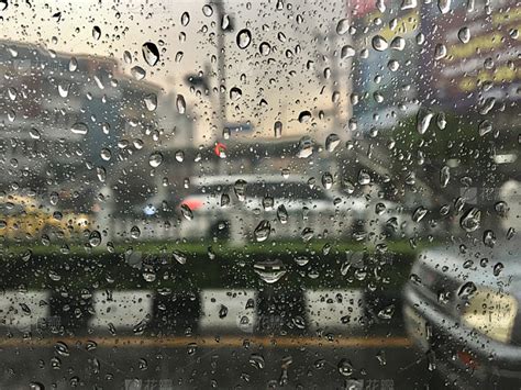 汽车在大城市的街道上行驶当雨很大的时候