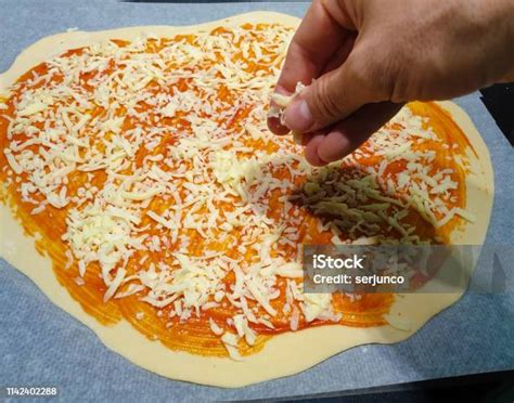 집에서 집에서 만든 피자 만들기 토마토와 반죽을 이미 확장 하 고 이제 강판 치즈를 추가 볼 수 있습니다 그린 올리브에 대한