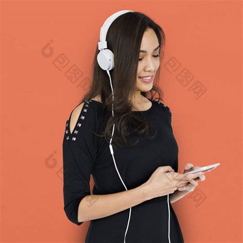 女人用耳机听音乐图片 包图网企业站