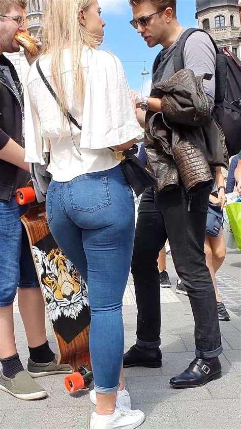 Hermosa Mujer Con Cola Redonda En Pantalones Apretados Mujeres Bellas