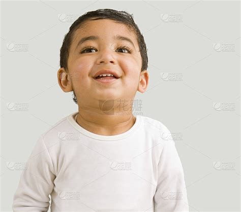 蹒跚学步的小男孩仰头大笑