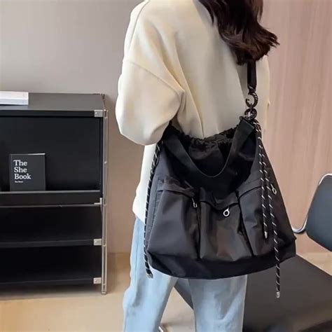 Tas Selempang Nilon Unisex Hitam Besar Multi Saku Tas Jinjing Desain