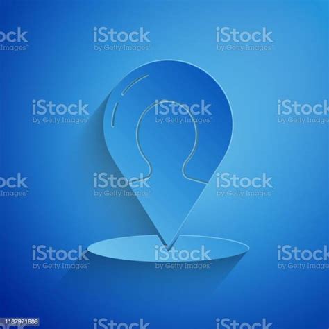 파란색 배경에 격리 된 사람 아이콘의 실루엣으로 지도 마커를 잘라냅니다 Gps 위치 기호입니다 종이 아트 스타일입니다 벡터