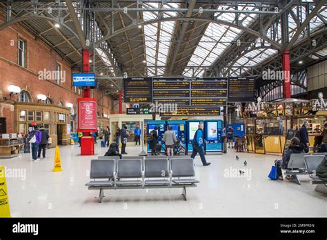 Passengers At Marylebone Station London And Chiltern Railways Trains