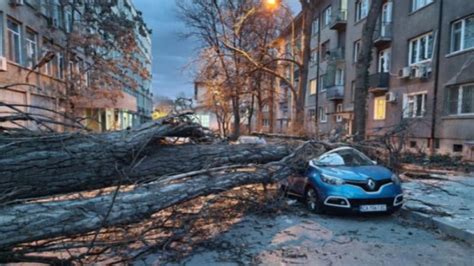 Гръмотевична буря помля Пазарджик