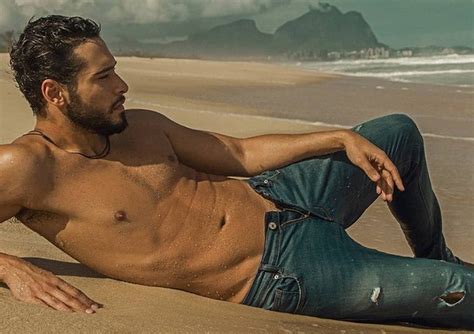 Bruno Fagundes se joga de roupa e tudo no mar e posa para fotógrafo