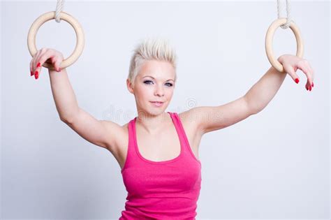Frau Auf Ringen Stockbild Bild Von Athlet Schwerpunkt 24531583