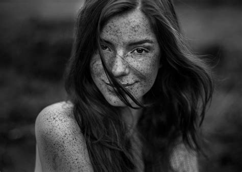 Bakgrundsbilder ansikte vit svart kvinnor porträtt fotografi leende fräknar blåsigt
