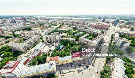 교차로와 도로 주택 건물 공원 및 주차장이있는 공중 도시 전망 화창한 여름 파노라마 이미지 0명에 대한 스톡 사진 및 기타 이미지 Istock
