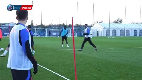 𝗡𝗲𝘆𝗺𝗼𝗹𝗲𝗾𝘂𝗲 on Twitter Neymar tricking the opposing team in