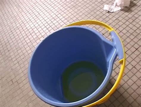 居酒屋トイレで悪酔いした挙句間違って男子トイレで片足あげて放物線を描きながら立ちション便する女 盗撮 086447 人気av女優観察日記