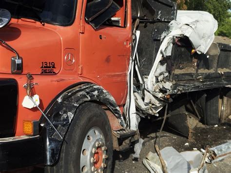 Motorista de camión fallece tras chocar de frente contra otro vehículo