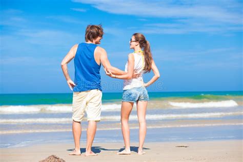Ideia Traseira Dos Pares Que Sentam Se Em Uma Praia Tropical Em Maldivas Foto De Stock Imagem
