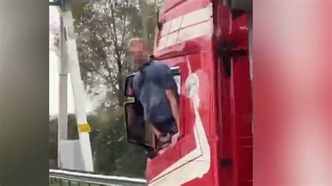 Chauffeur Ontslagen Omdat Hij Masturberend Uit Raam Van Rijdende