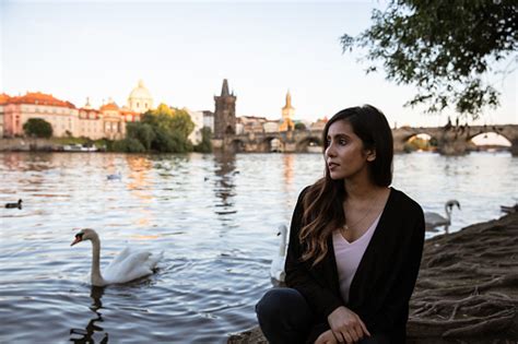 아름다운 혼합 인종 아시아 여자 여행자 프라하에서 강가와 백조와 찰스 다리 배경 프라하에 대한 스톡 사진 및 기타 이미지 프라하 20 29세 30 39세 Istock