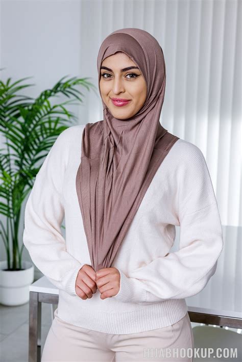 Sophia Leone Hijab Hookup