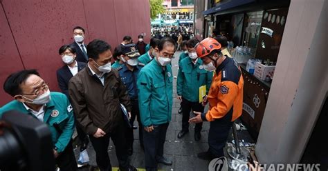 이태원 압사 사고 현장 둘러보는 한덕수 총리