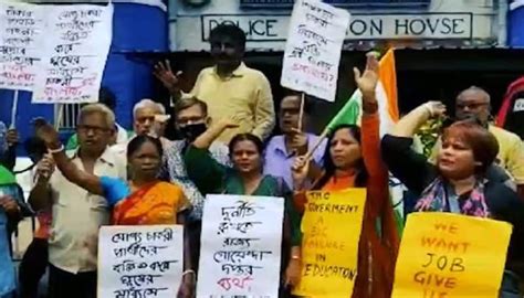 ধর্মতলায় চপ ভাজলেন গ্রুপ ডি চাকরিপ্রার্থীরাহকের চাকরির দাবিতে এবার