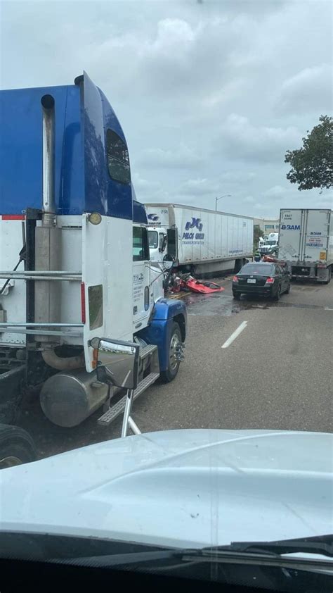 Muere Uno De Los Traileros En Accidente De Killam En Laredo Texas El