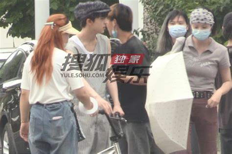 独家：尹浩宇街边拍照 穿背带裤歪戴鸭舌帽超可爱 搜狐大视野 搜狐新闻
