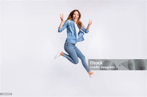 더블 V기호 고립 된 회색 배경을 만드는 좋은 감정 아가씨를 가진 쾌활한 미친의 전체 길이 몸 크기 사진 금발 머리에 대한 스톡